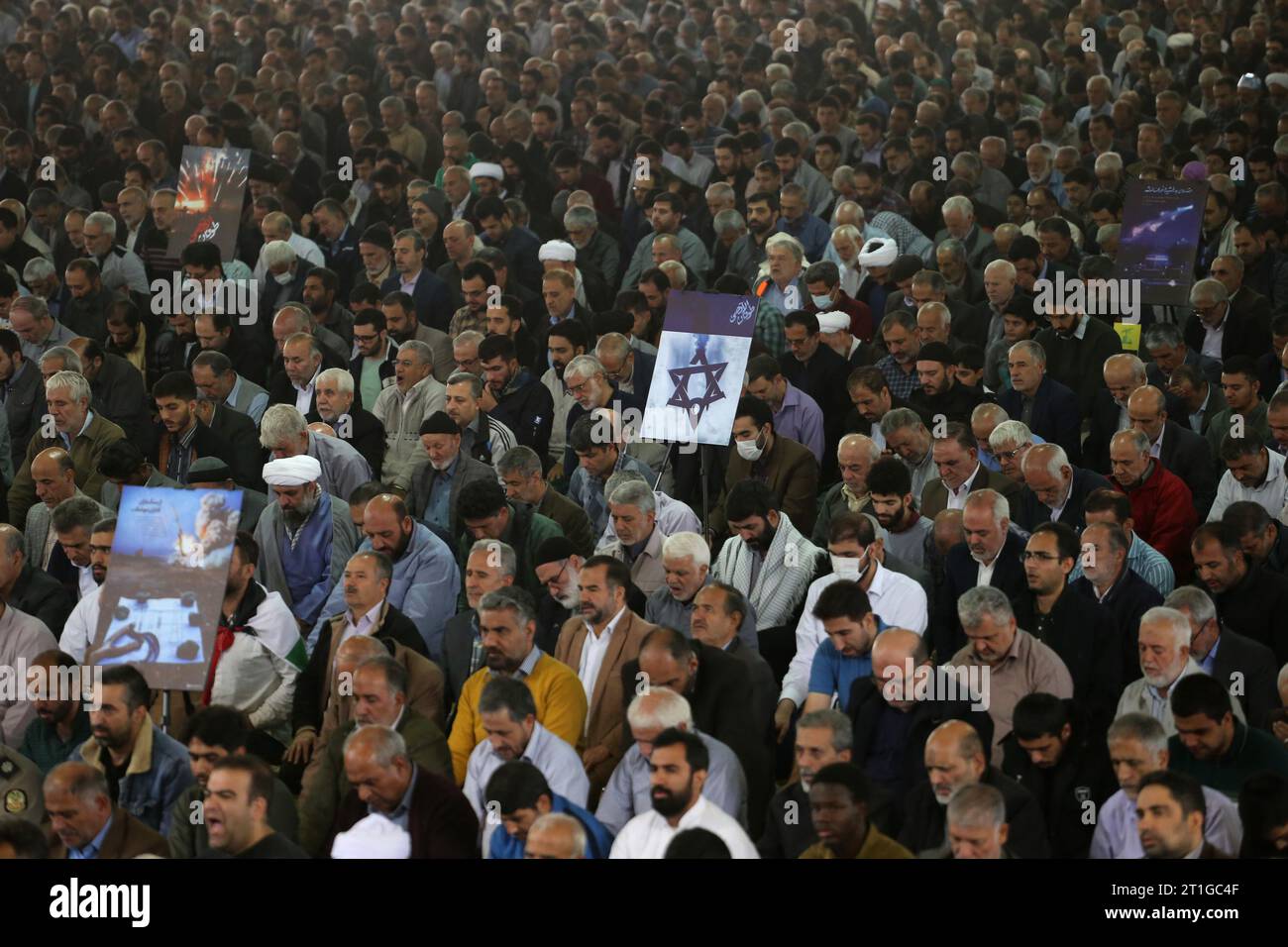 Tehran, Iran. 13th Oct, 2023. Worshippers pray at the University of ...
