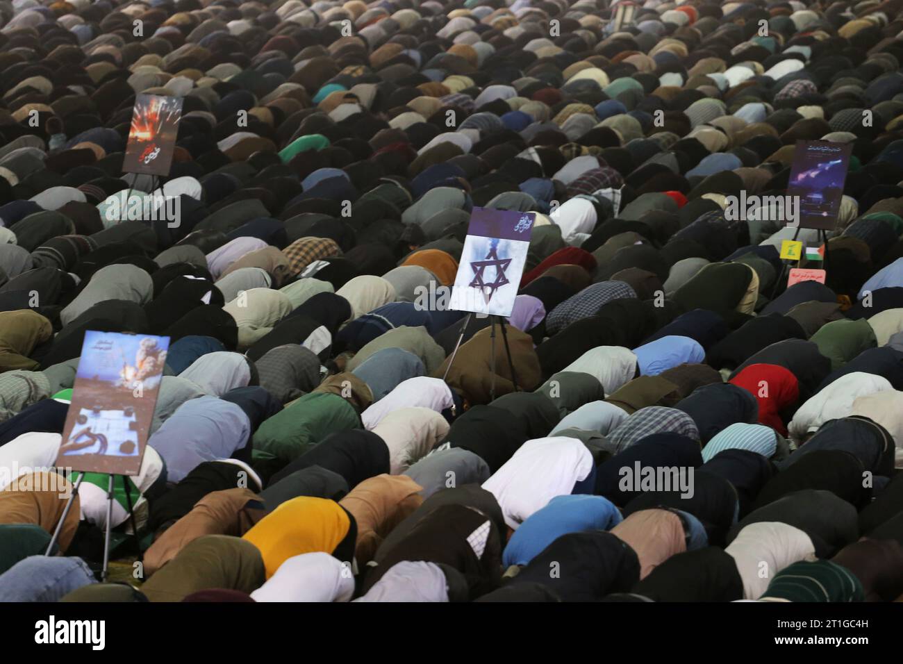 Tehran, Iran. 13th Oct, 2023. Worshippers pray at the University of ...