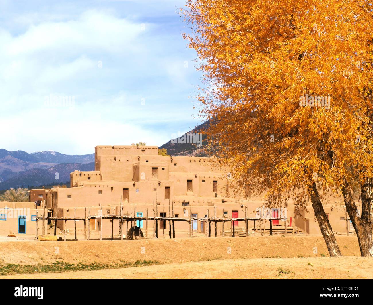 Taos pueblo building hi-res stock photography and images - Alamy