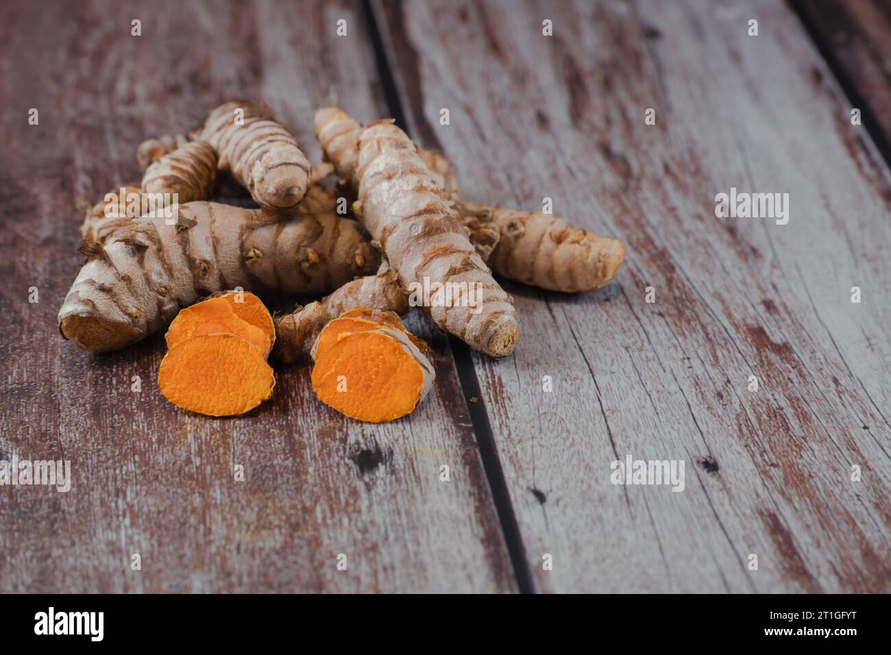 A closeup of fresh turmeric root and ground turmeric Stock Photo - Alamy