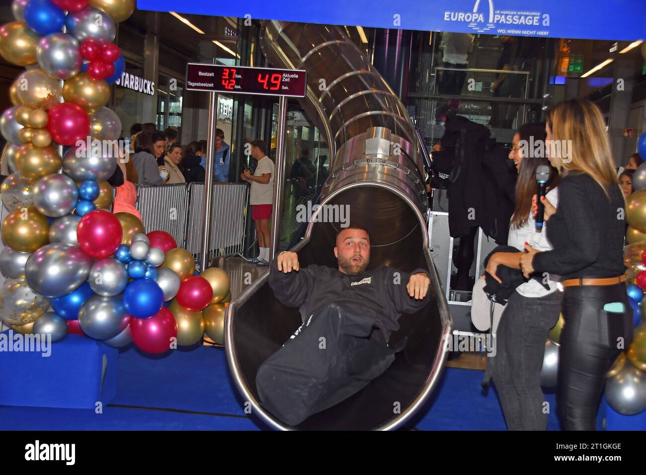 Filip Pavlovic beim rutschen. Promi-Rutsch-Battle in der Shopping-Mall ...