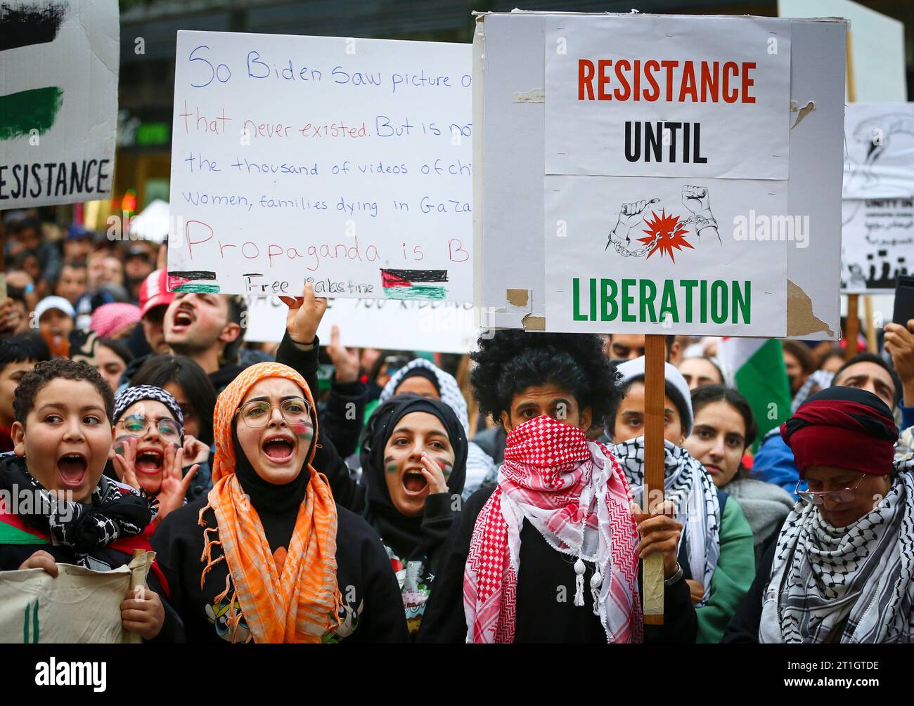 Montreal, Quebec, Canada. 14th Oct, 2023. Several thousand people ...