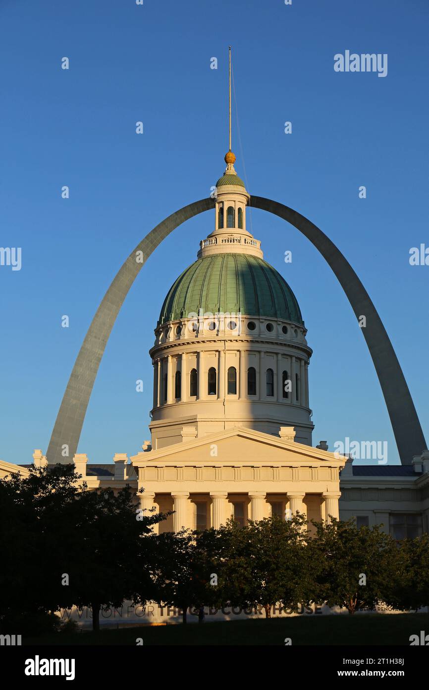 Old Courthouse framed by the arch - St Louis, Missouri Stock Photo - Alamy