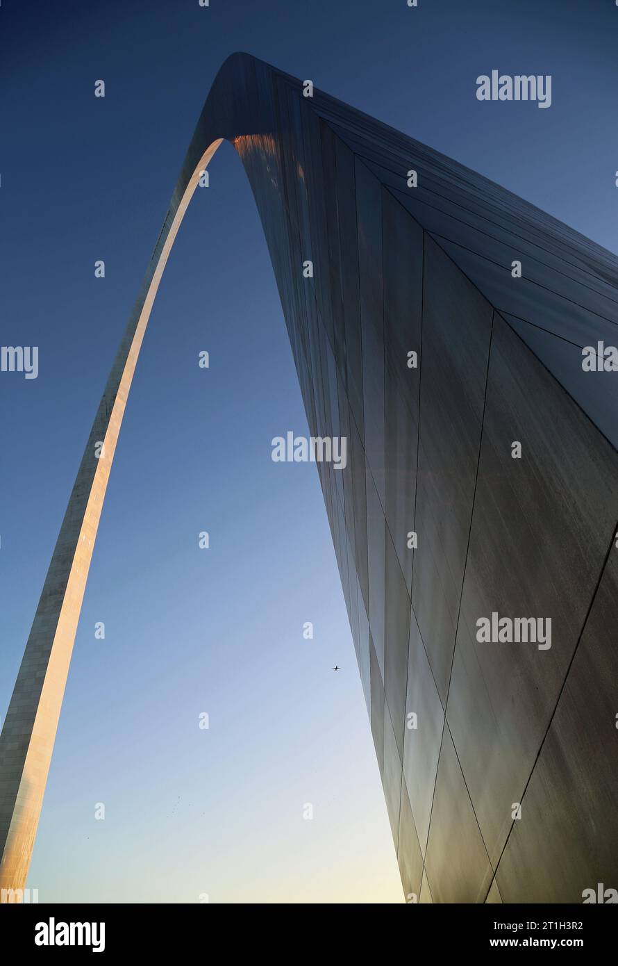 East view at the arch vertical - Gateway Arch, St Louis, Missouri Stock ...