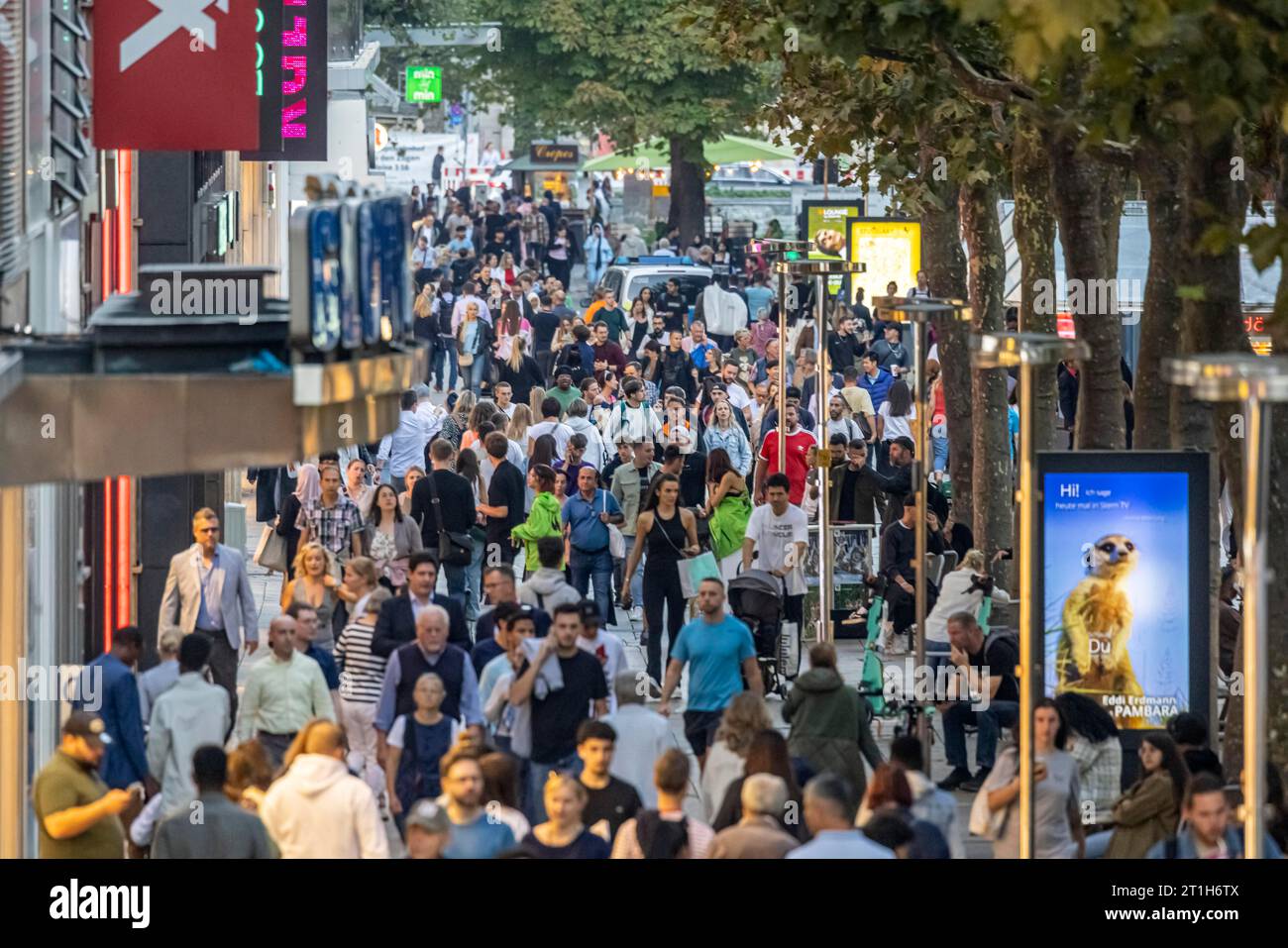 Many people out and about in the pedestrian zone, Koenigstrasse ...