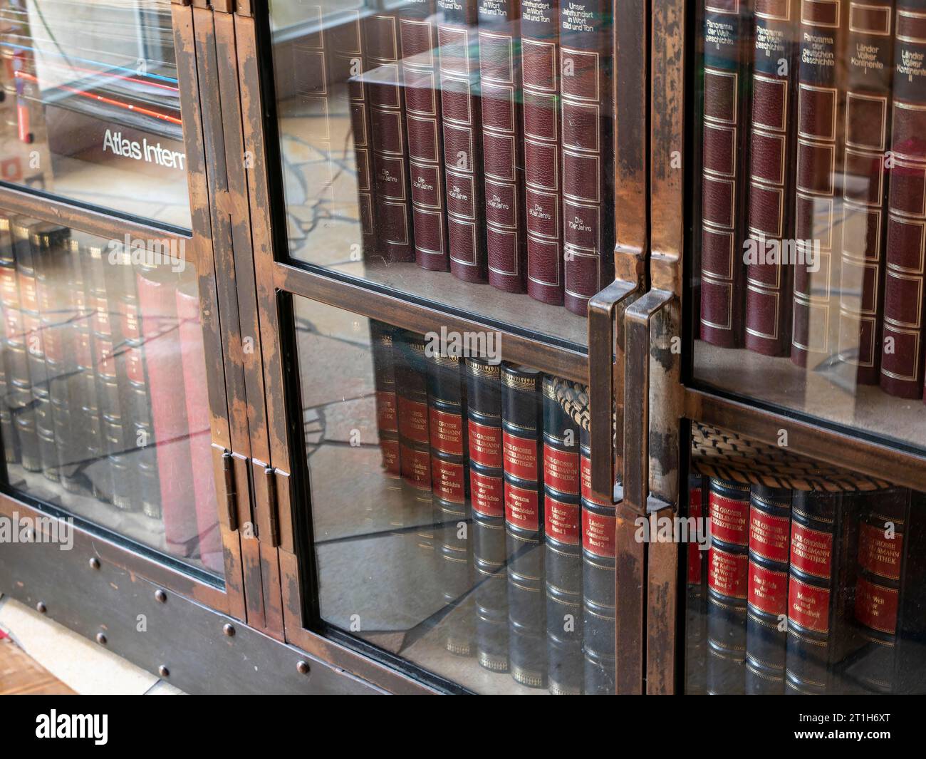 Glass display case hi-res stock photography and images - Alamy