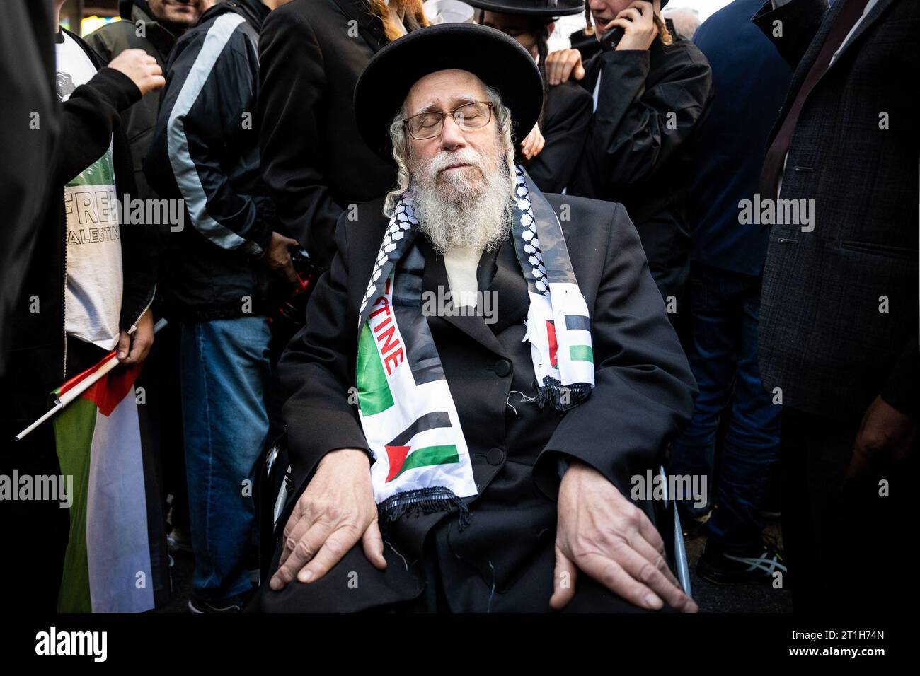 New York, USA. 08th Oct, 2023. A rabbi from the Neturei Karta joins pro ...