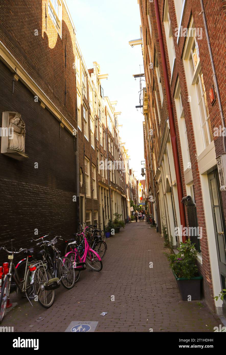 Narrow alley, Amsterdam, Netherlands Stock Photo - Alamy