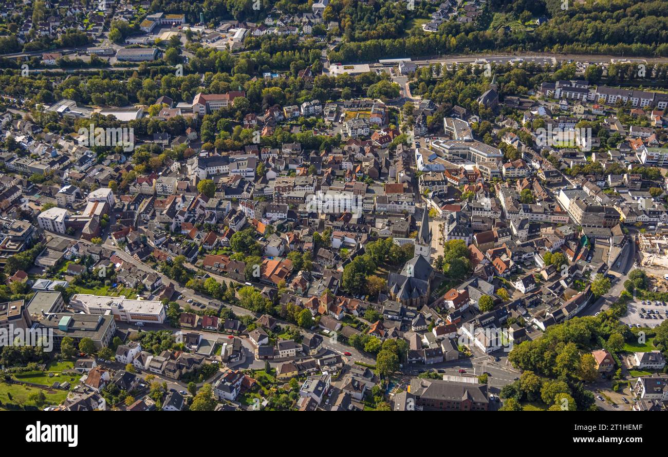 Luftbild, Stadtmitte mit Rathaus und kath. Kirche St. Vincenz, Menden ...