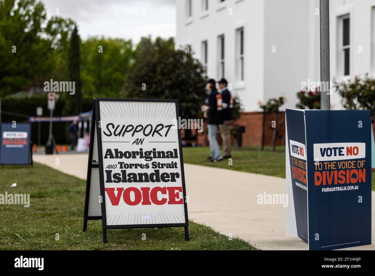 (231014) -- CANBERRA, Oct. 14, 2023 (Xinhua) -- Billboards for Indigenous Voice referendum are ...