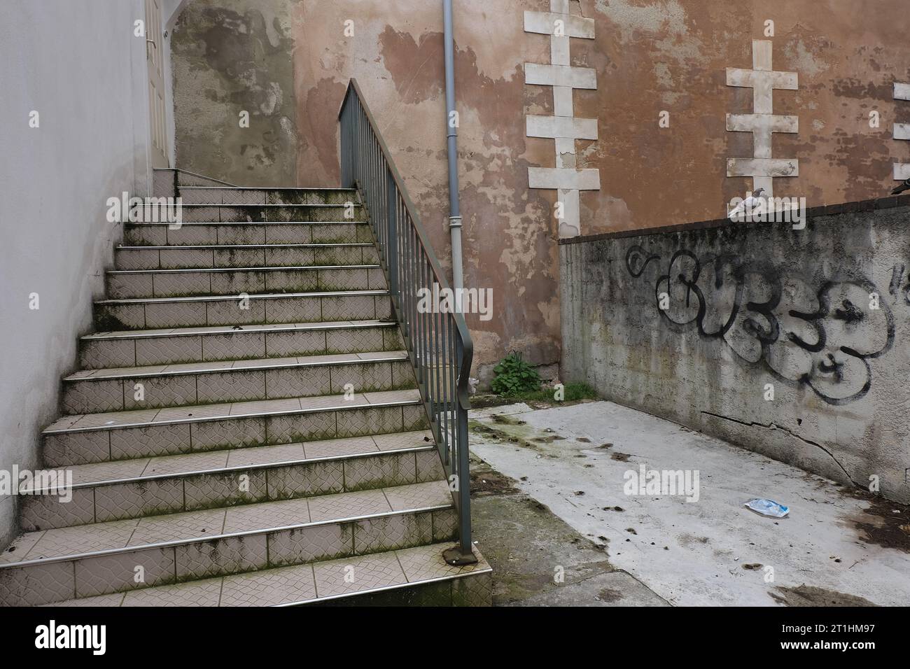 The most interesting deteriorated walls I've come across. Large ...