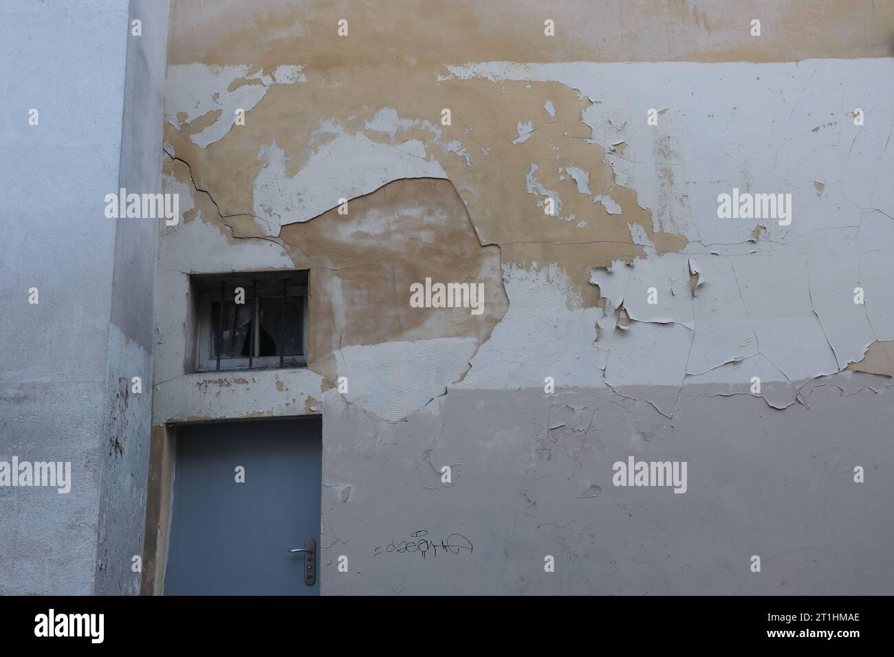 The most interesting deteriorated walls I've come across. Large ...