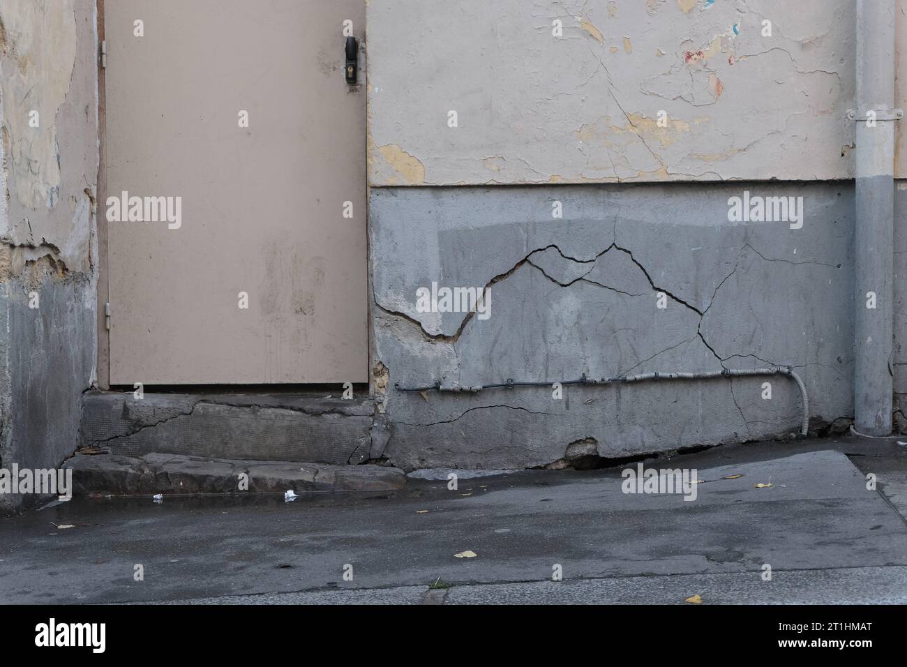 The most interesting deteriorated walls I've come across. Large ...