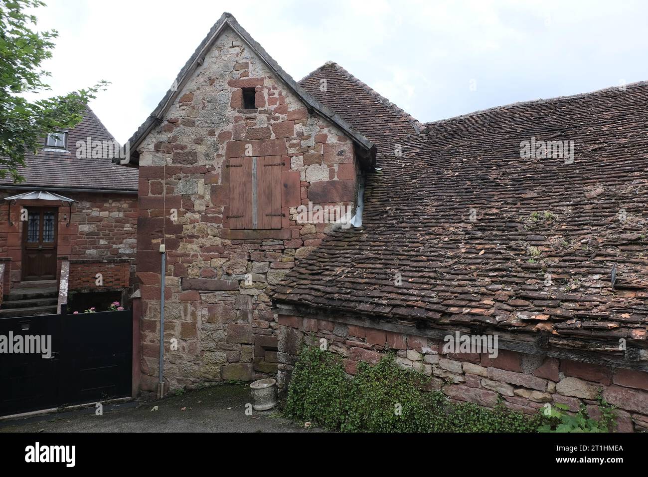 The most interesting deteriorated walls I've come across. Large ...