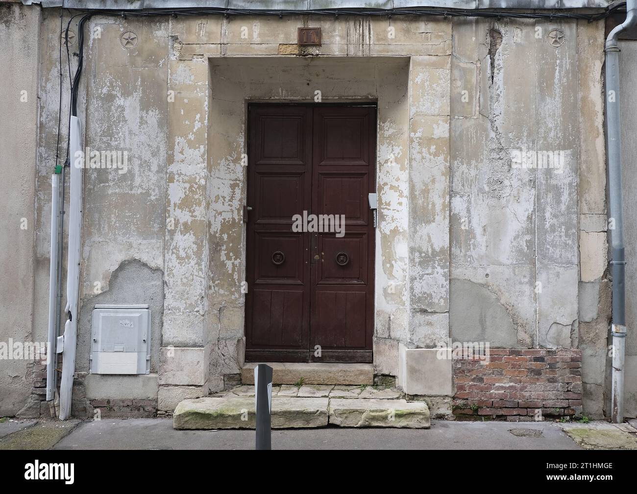 The most interesting deteriorated walls I've come across. Large ...