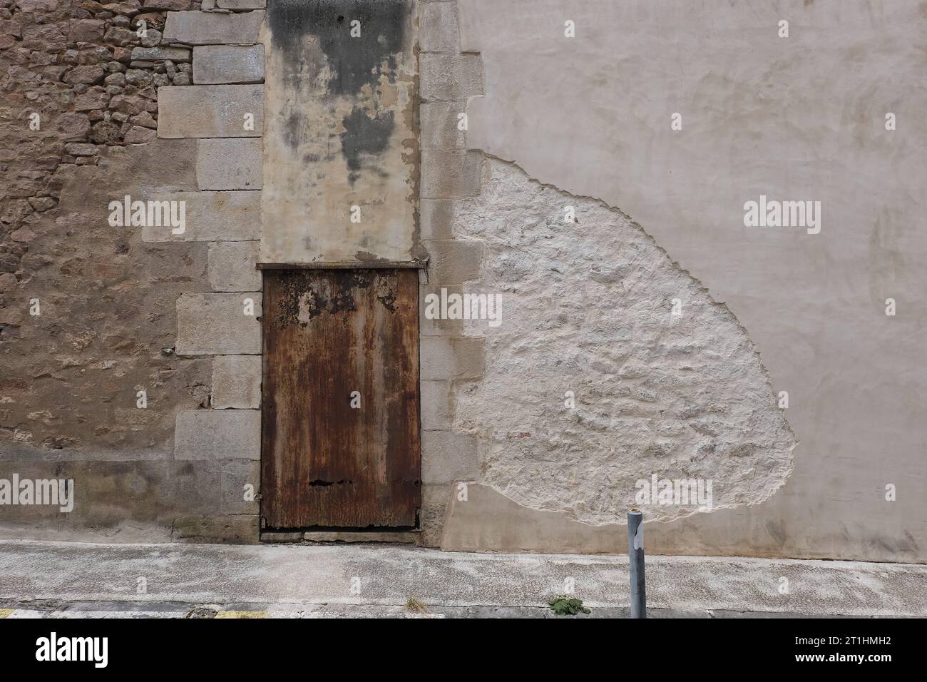 The most interesting deteriorated walls I've come across. Large ...