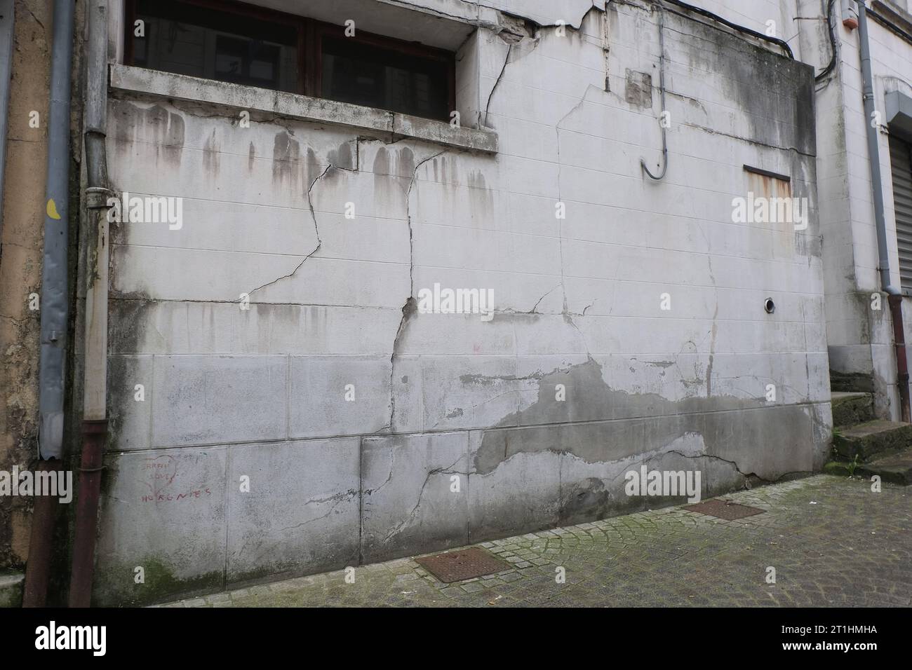 The most interesting deteriorated walls I've come across. Large ...