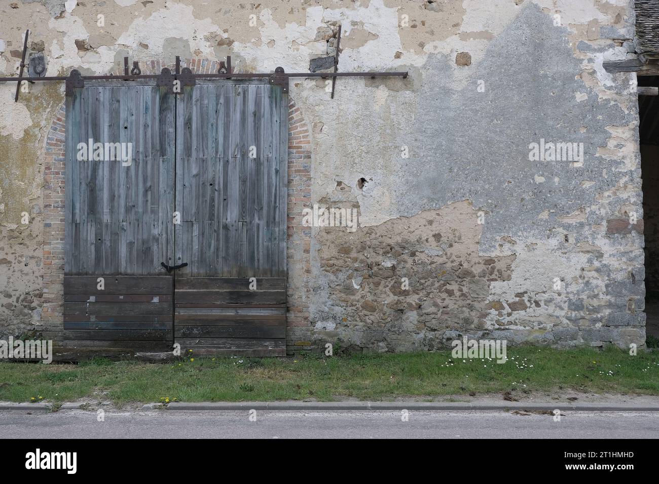 The most interesting deteriorated walls I've come across. Large ...