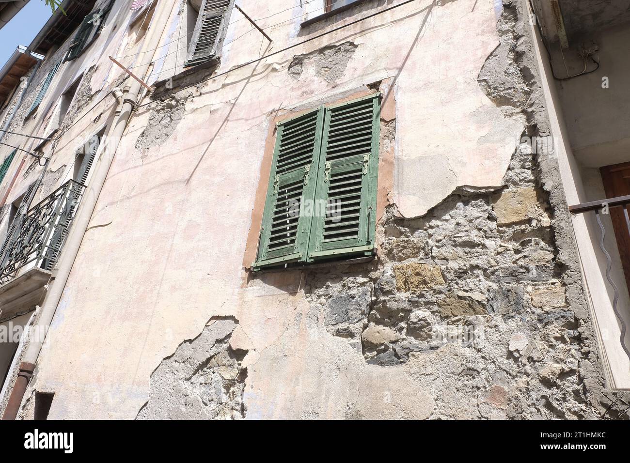The most interesting deteriorated walls I've come across. Large ...