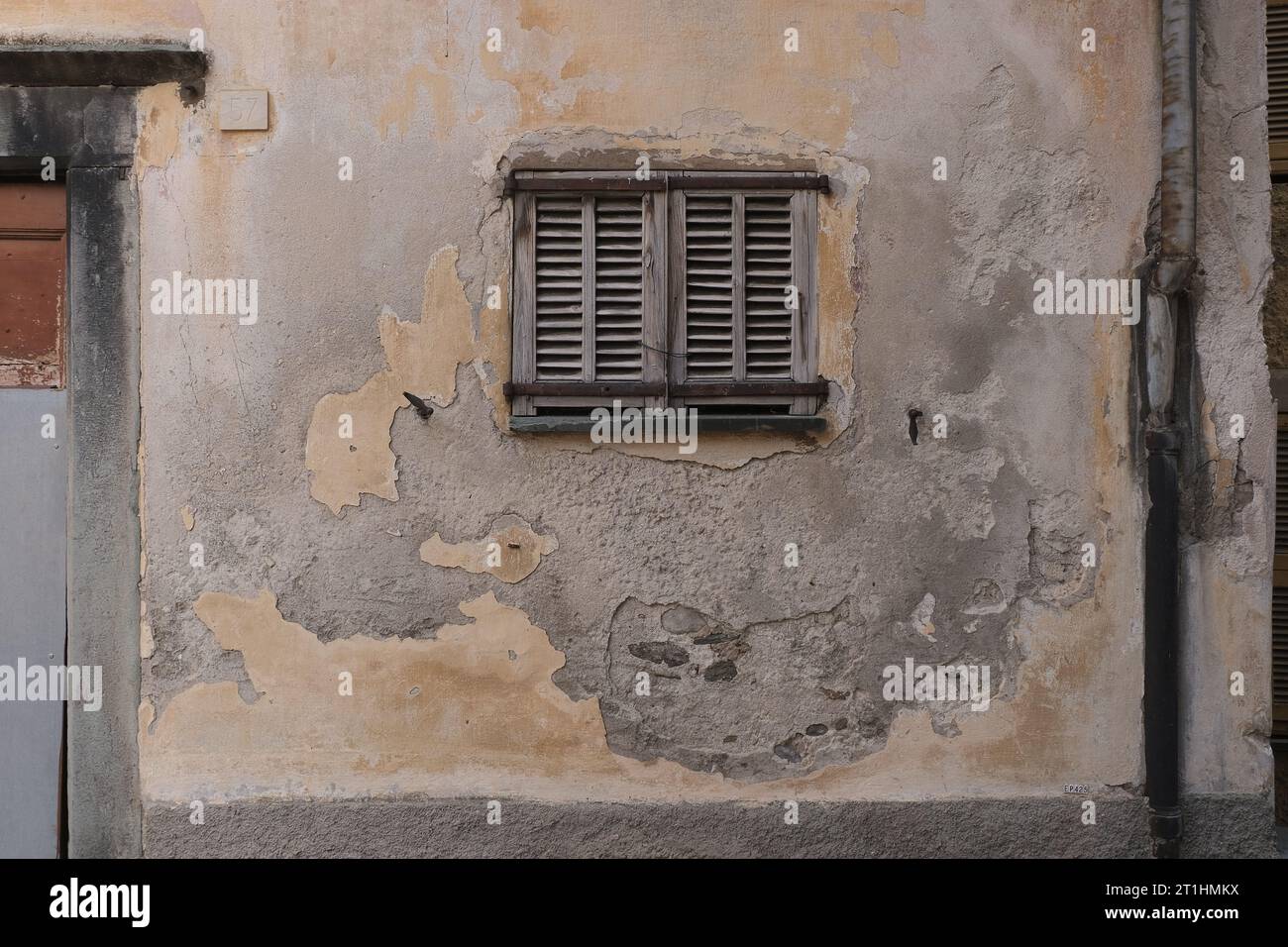 The most interesting deteriorated walls I've come across. Large ...