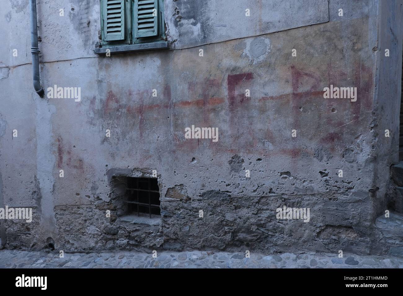 The most interesting deteriorated walls I've come across. Large ...