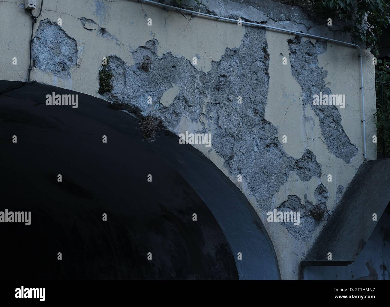 The most interesting deteriorated walls I've come across. Large ...