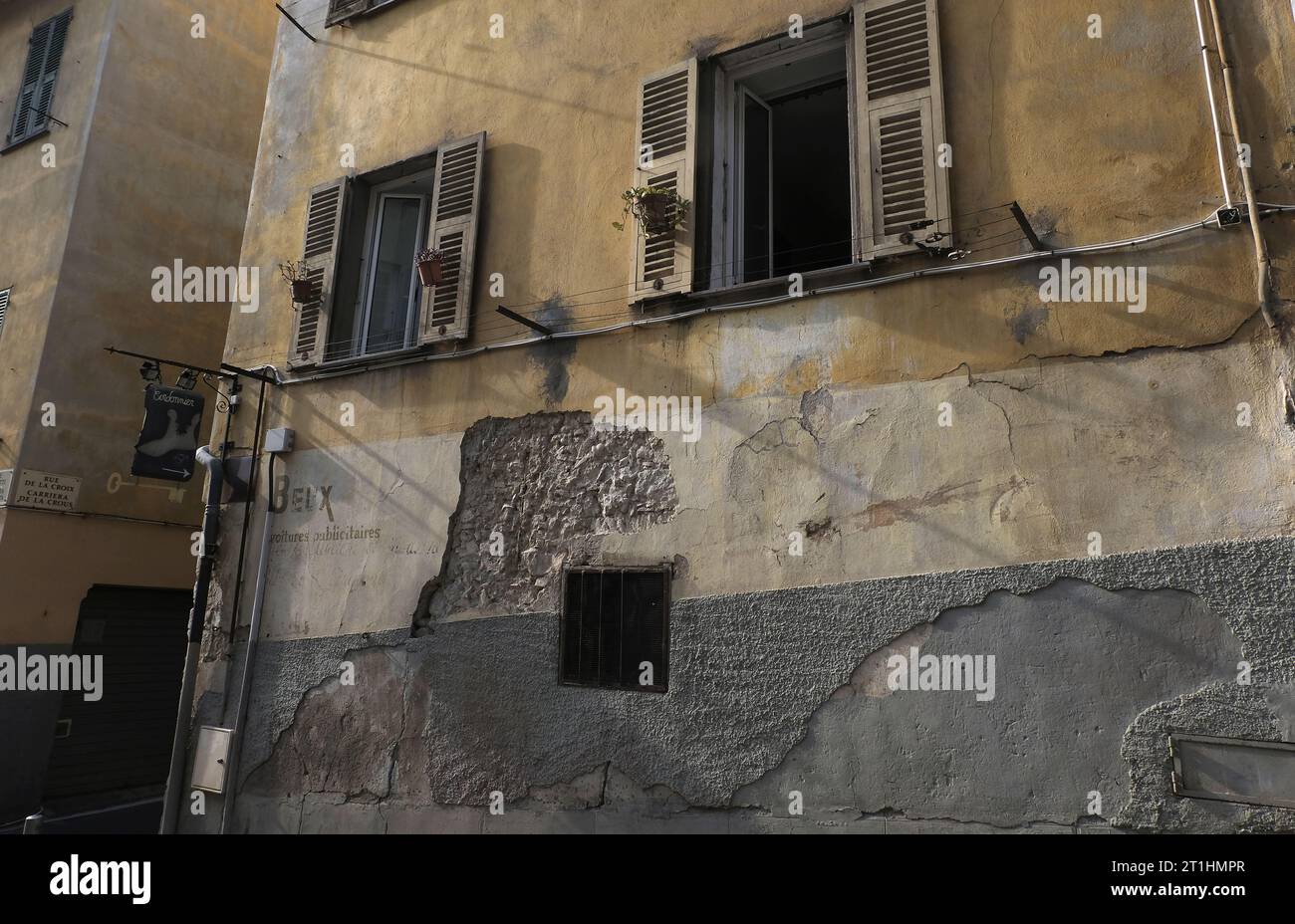 The most interesting deteriorated walls I've come across. Large ...