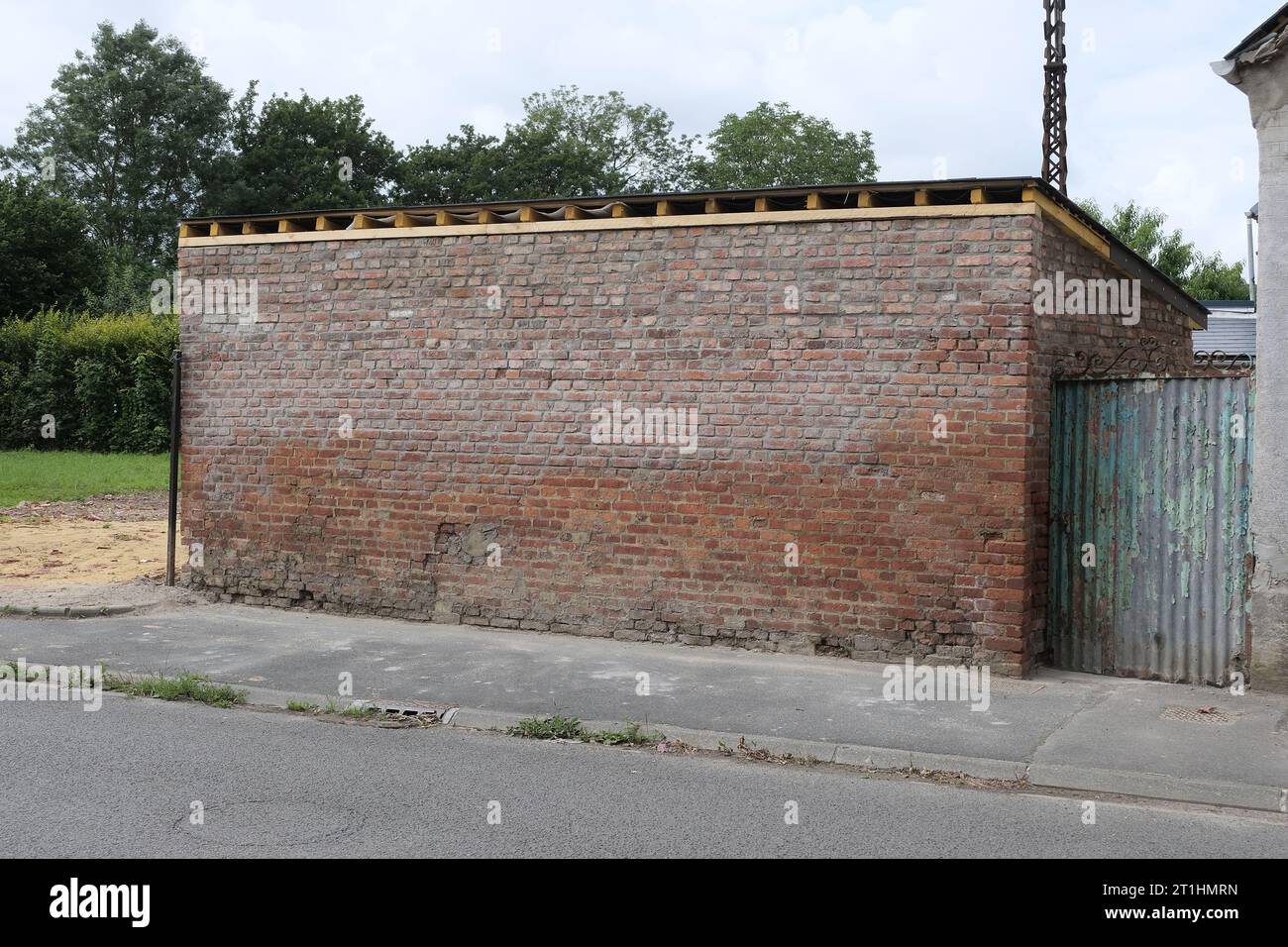 The most interesting deteriorated walls I've come across. Large ...