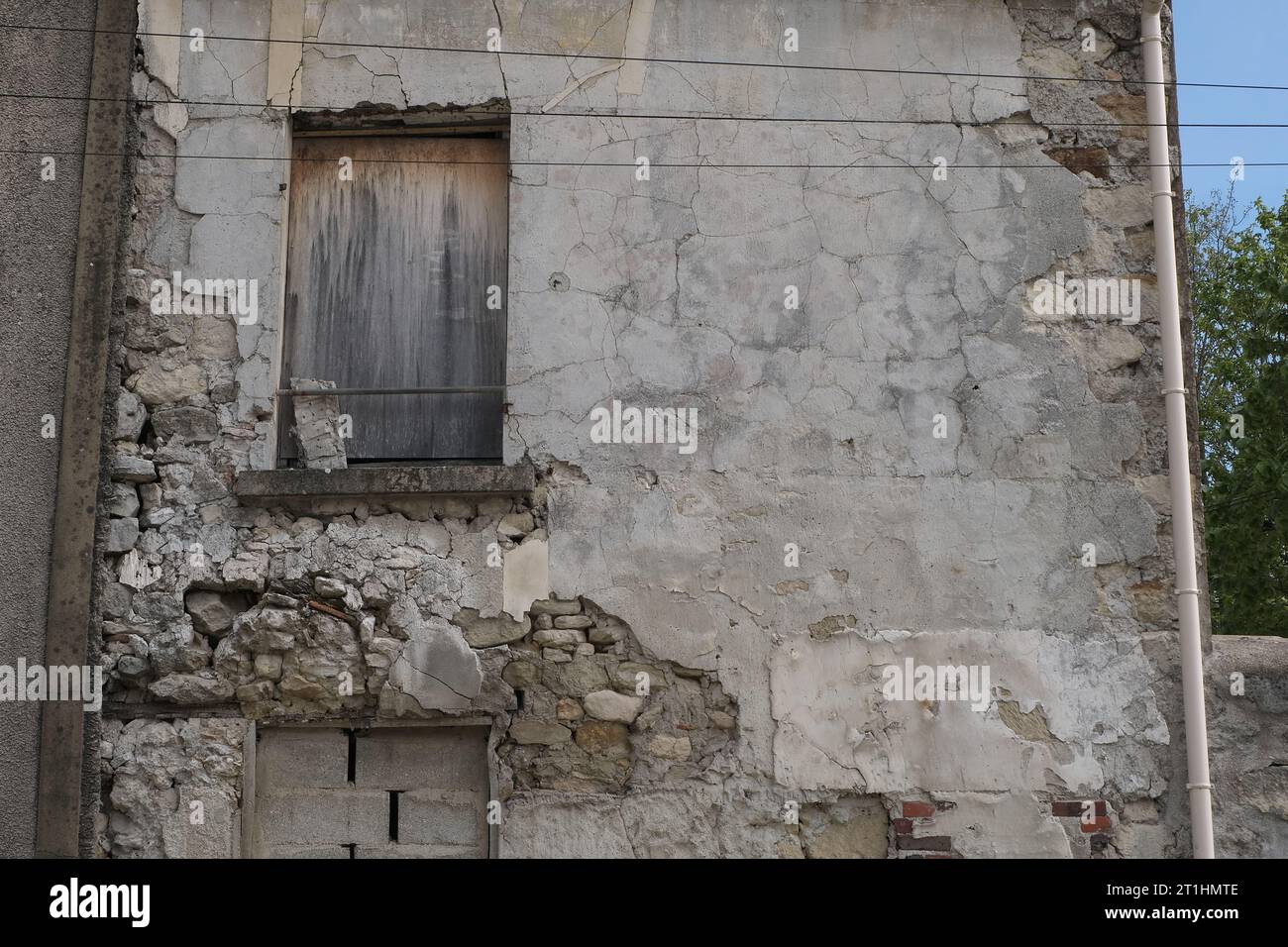 The most interesting deteriorated walls I've come across. Large ...