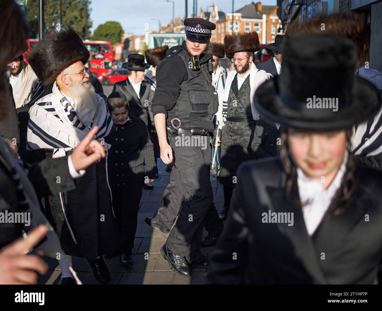 London, UK. 14th Oct, 2023. A police officer talks to members of the ...