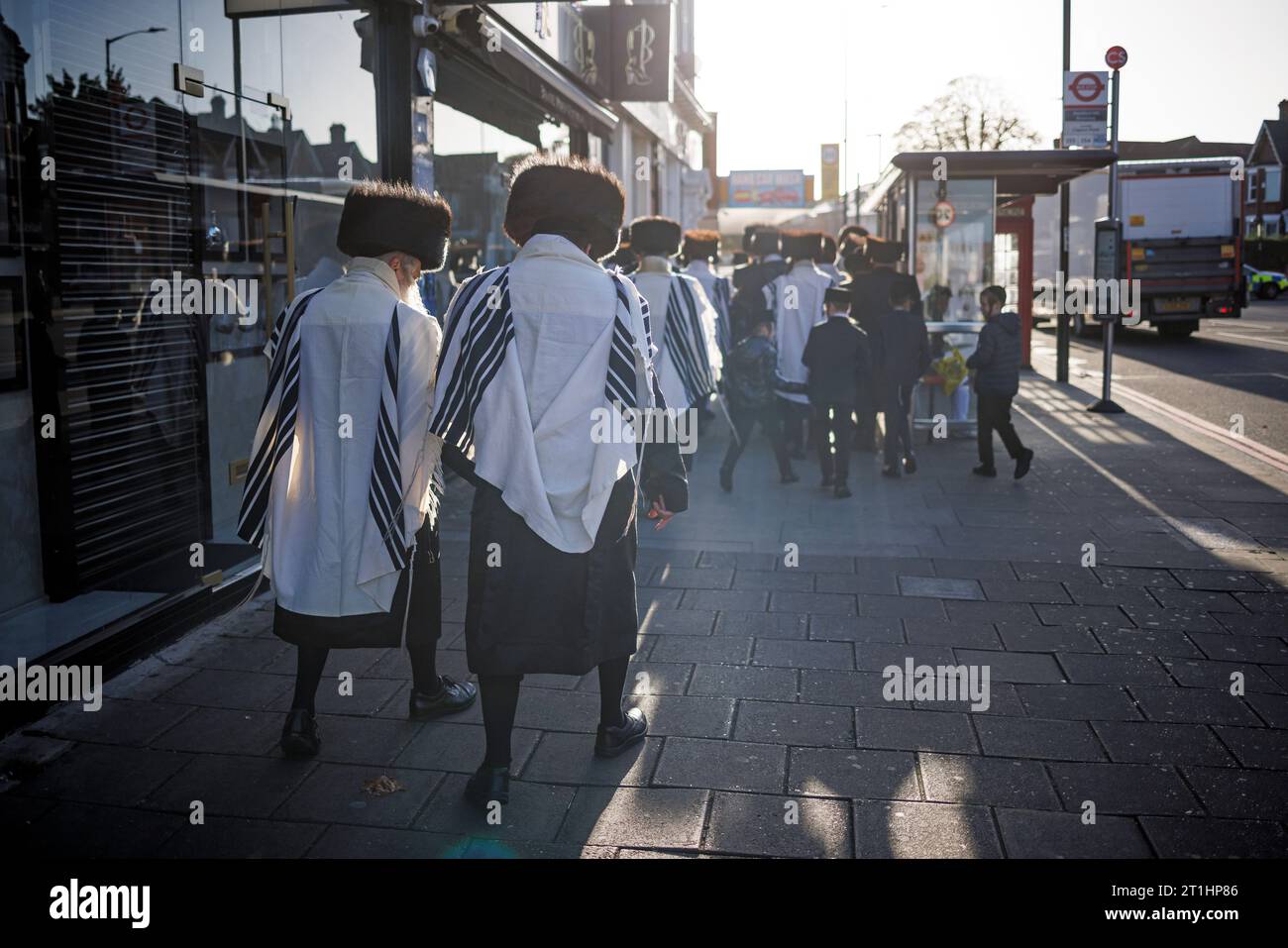 London, UK. 14th Oct, 2023. Orthodox Jews make their way to morning ...