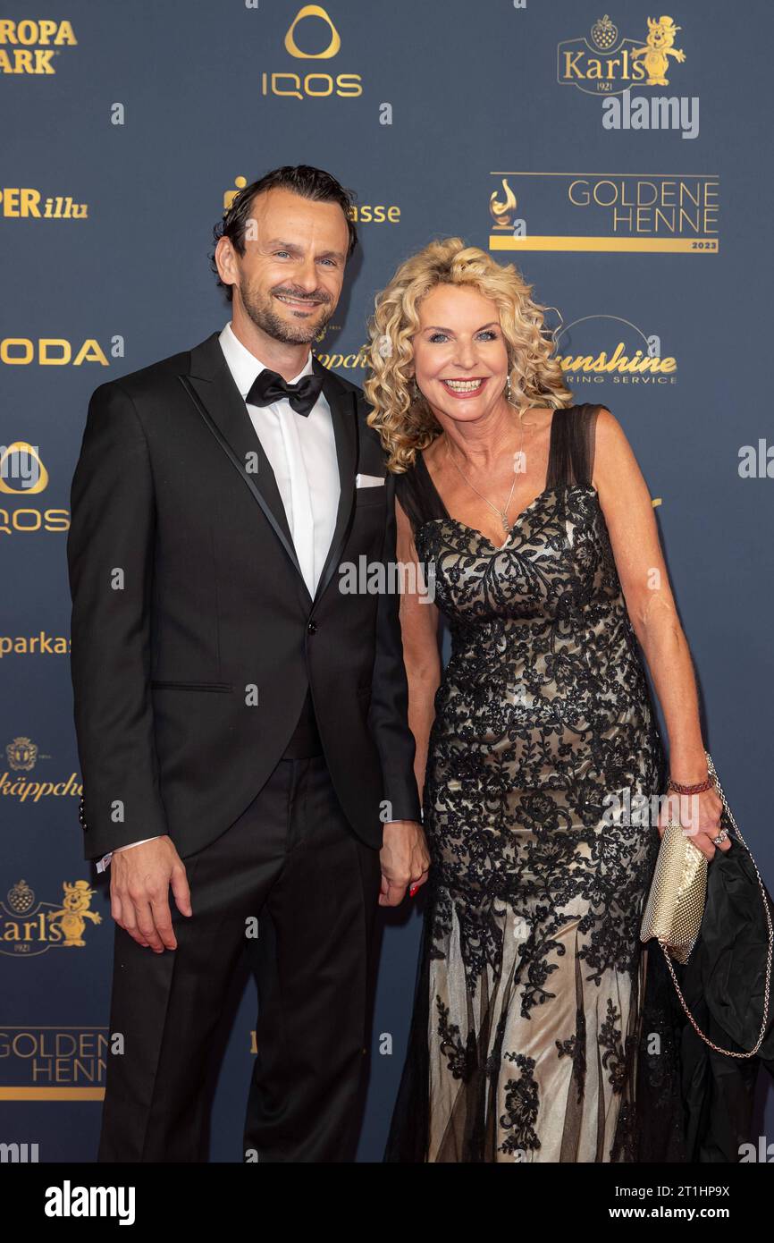 Award - Goldene Henne 2023 Victoria Herrmann mit Freund David Böthig ...