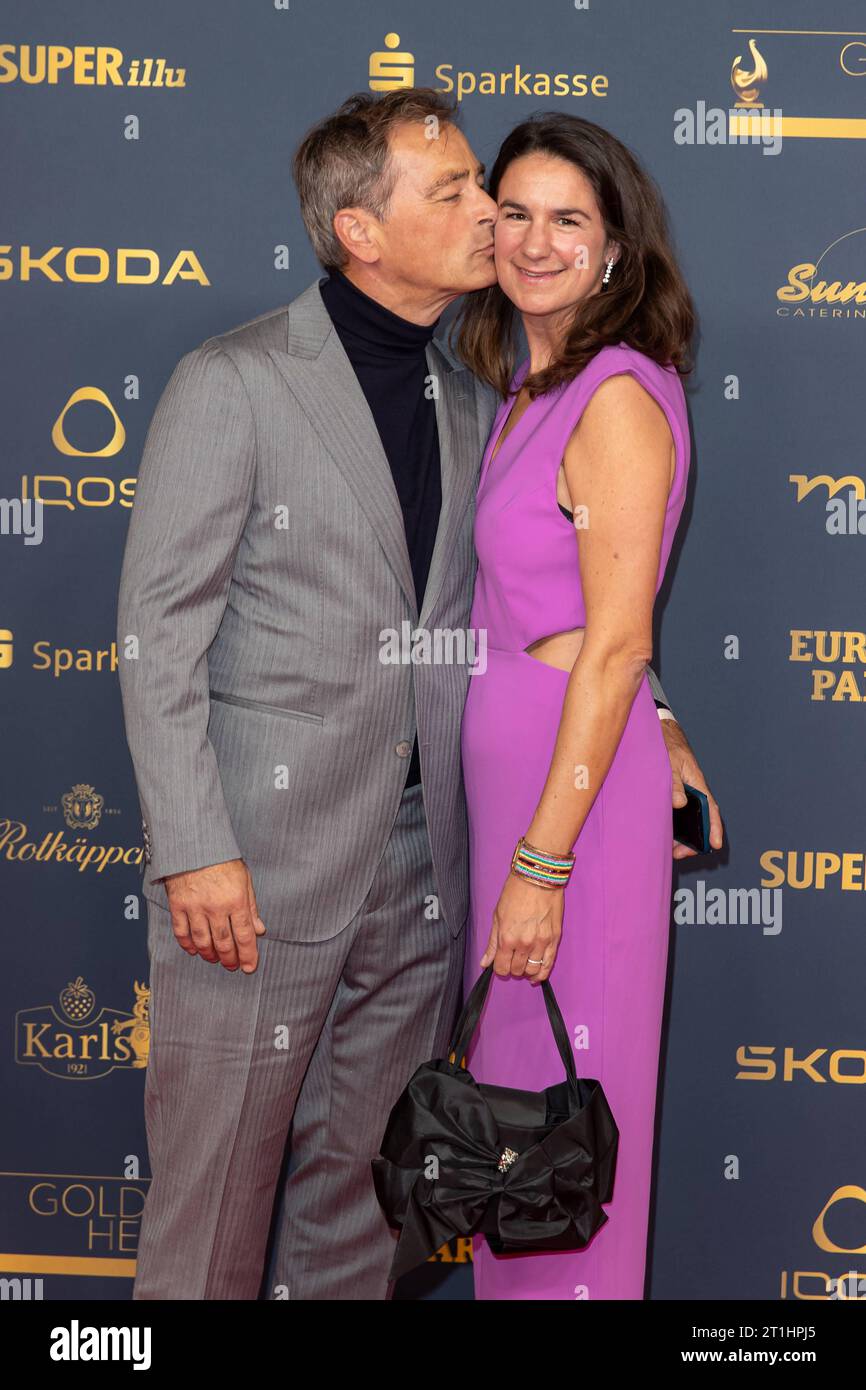 Award - Goldene Henne 2023 Jan Sosniok mit Ehefrau Nadine Moellers bei ...