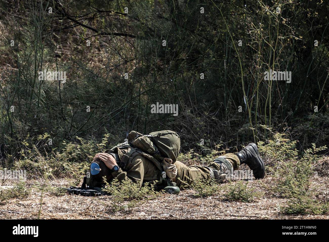 Zikim, Israel. 14th Oct, 2023. An Israeli soldier takes cover near the ...