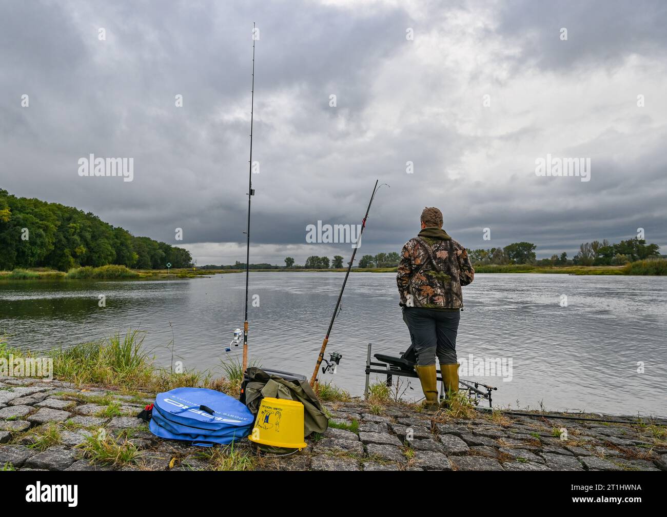 Brieskow Finkenheerd, Germany. 14th Oct, 2023. An angler stands on a ...