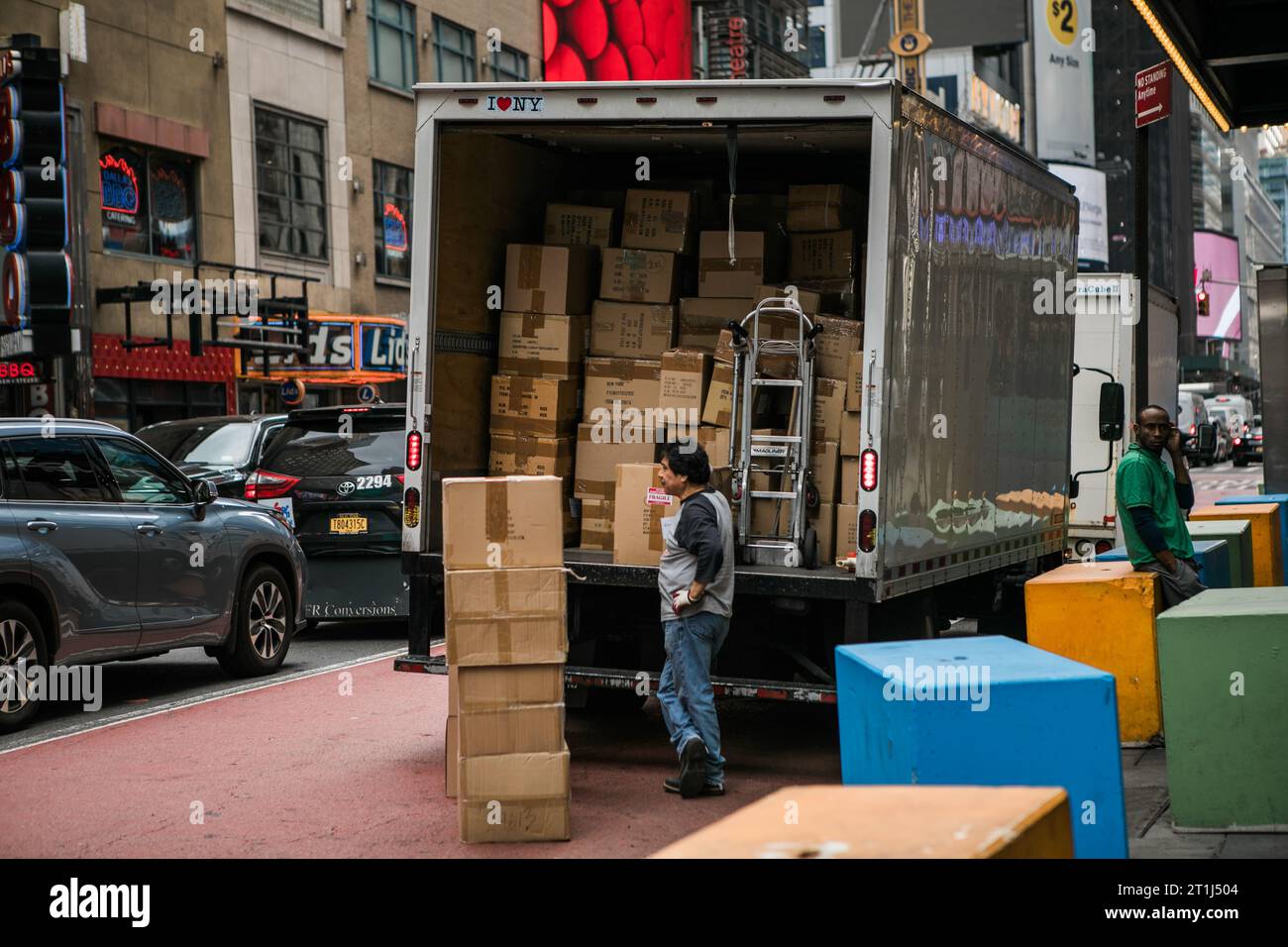 Fedex delivery man hi-res stock photography and images - Alamy