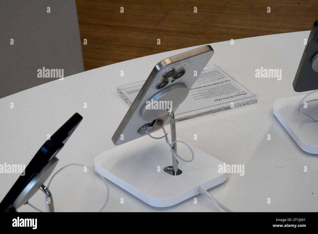 Iphones 14 plus hi-res stock photography and images - Alamy