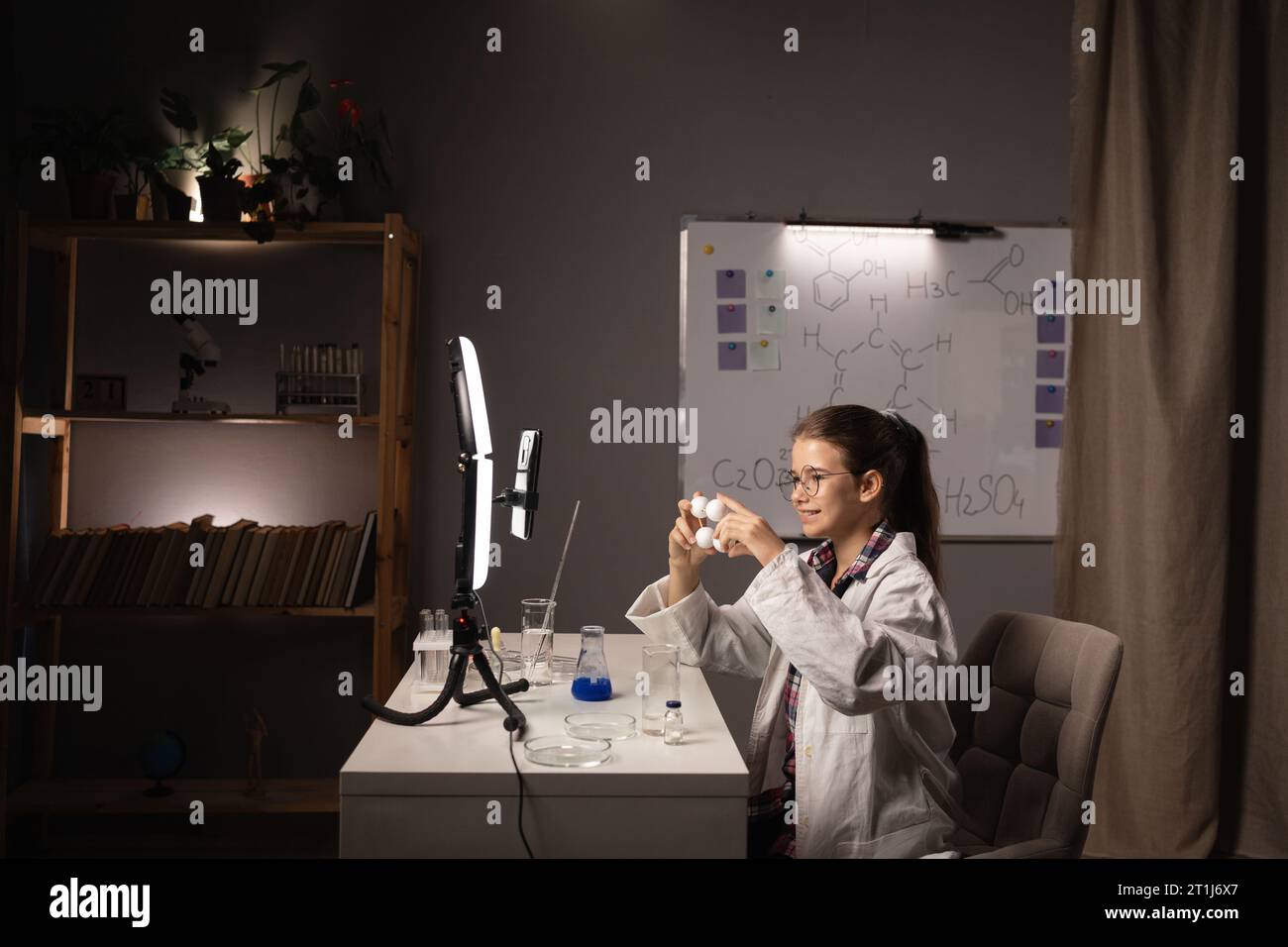 Children model molecule hi-res stock photography and images - Alamy