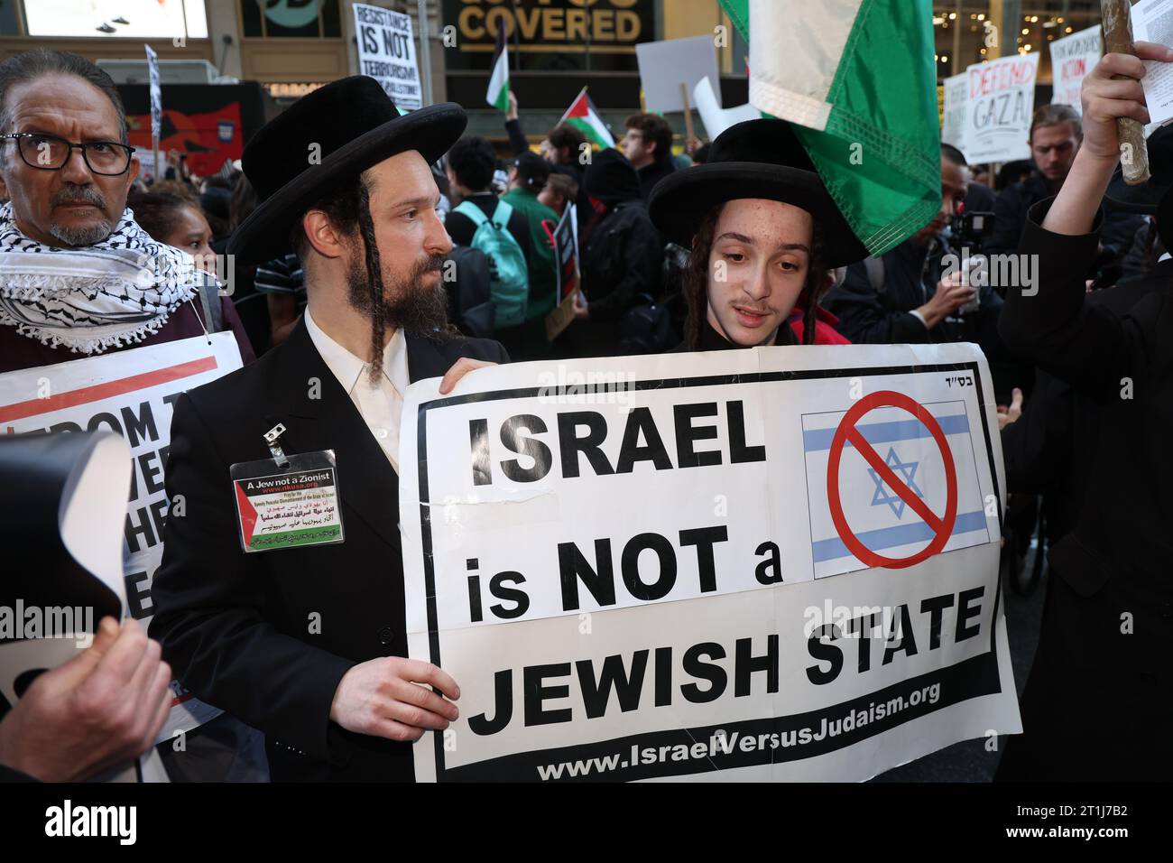 Jewish men in support of peace hold signs as Palestinian supporters ...