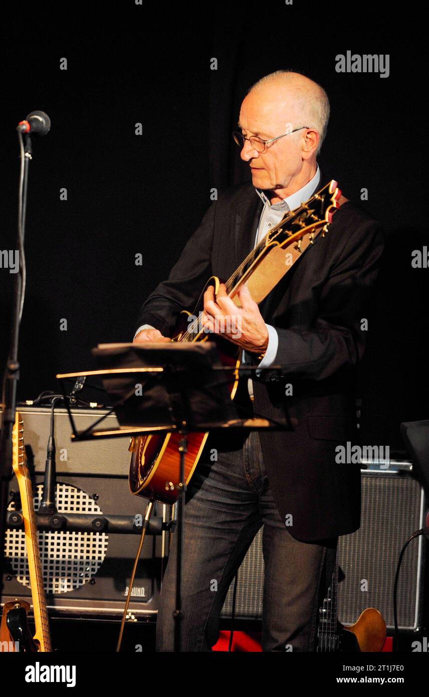 Der deutsche Jazz-Gitarrist Ali Claudi 1942-2023 in Oberhausen German ...