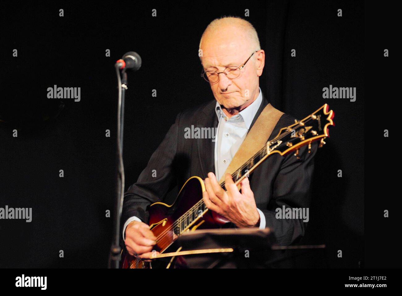 Der deutsche Jazz-Gitarrist Ali Claudi 1942-2023 in Oberhausen German ...