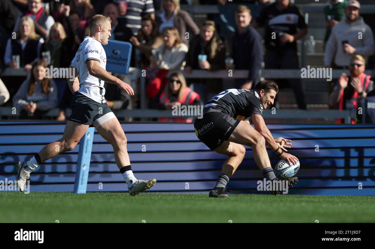 Exeter Chiefs' Tom Hendrickson (right) scores his side's fourth try of ...