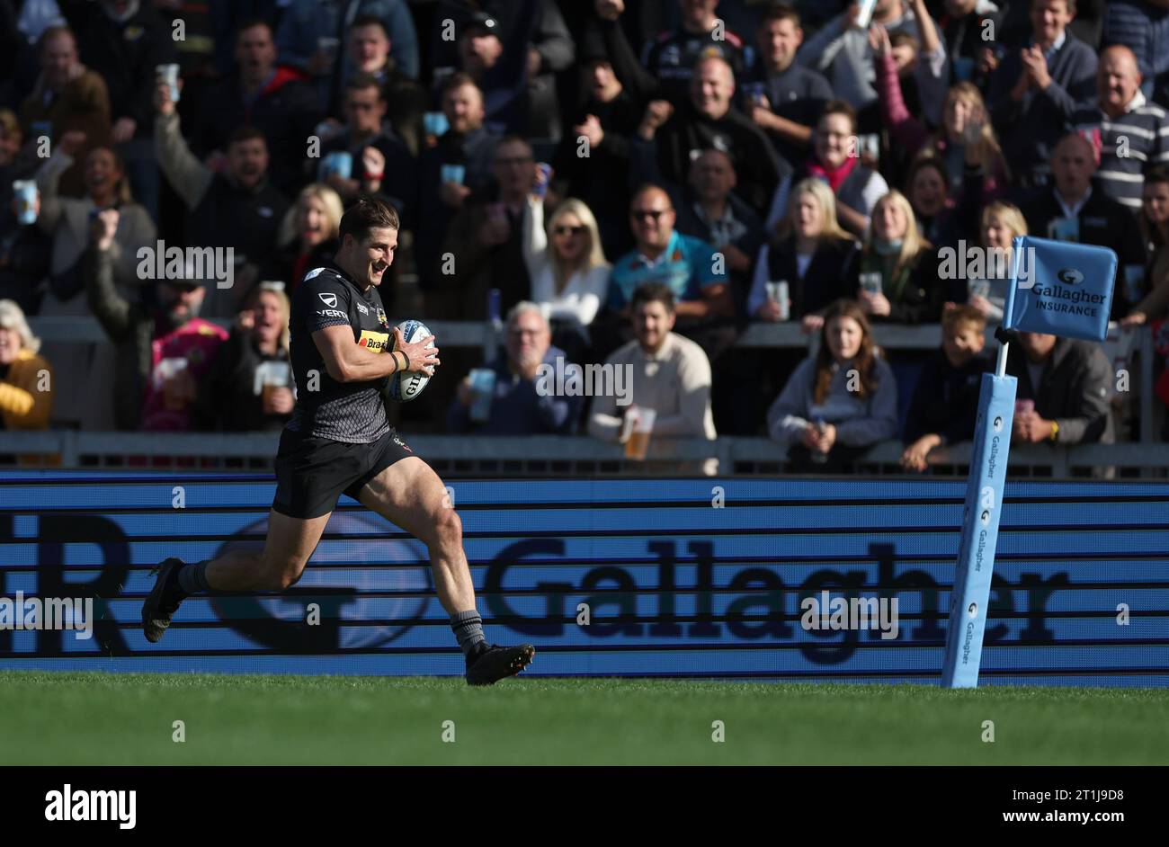 Exeter Chiefs' Tom Hendrickson runs in to score his side's fourth try ...