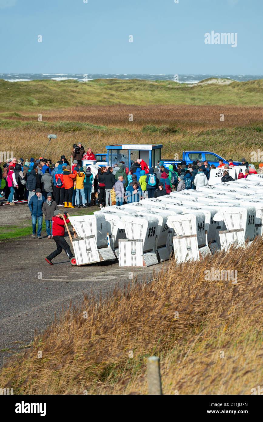 St. Peter Ording, Germany. 14th Oct, 2023. Numerous beach chairs stand ...