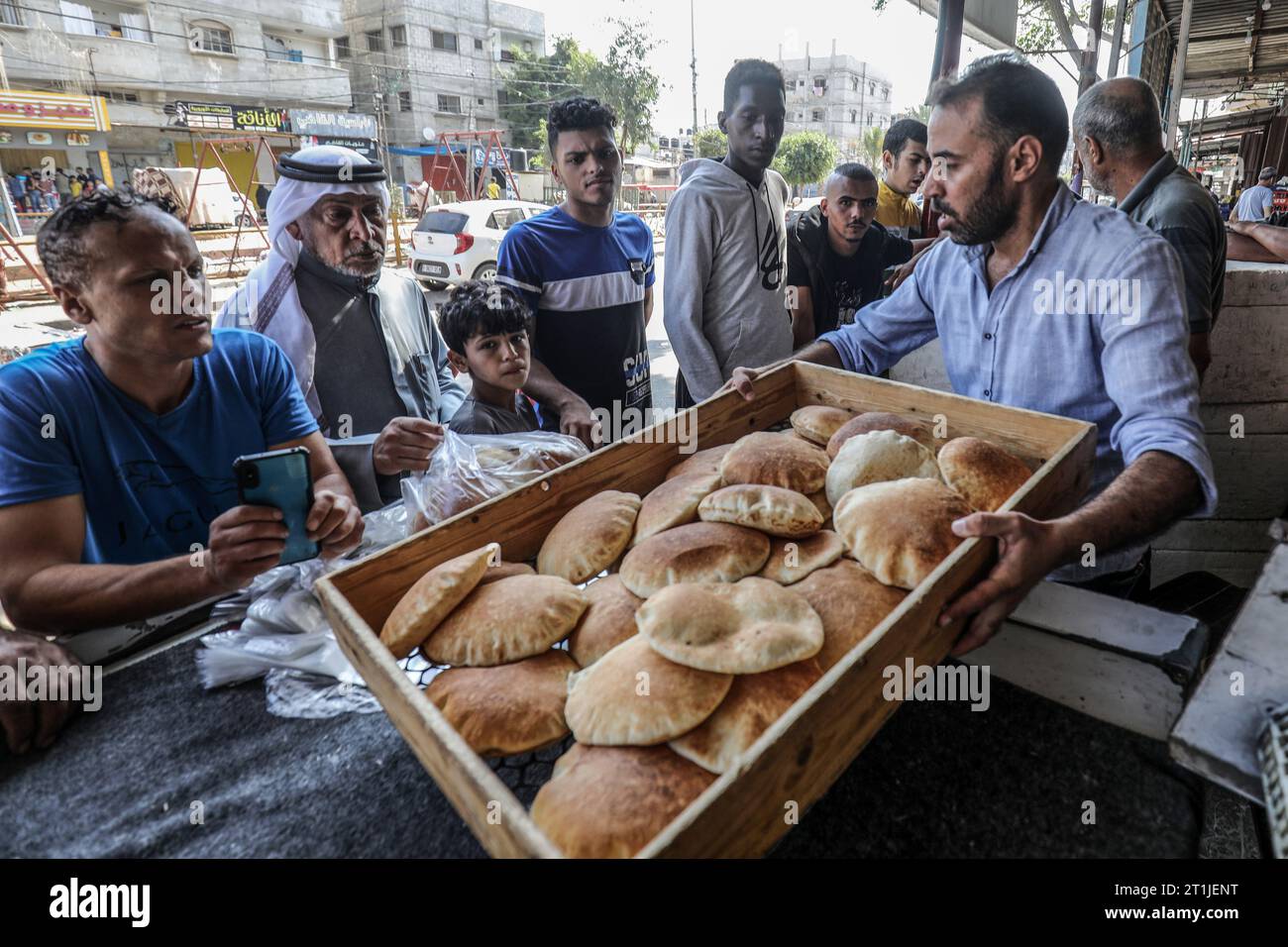 Rafah, Palestinian Territories. 14th Oct, 2023. Palestinians wait in ...