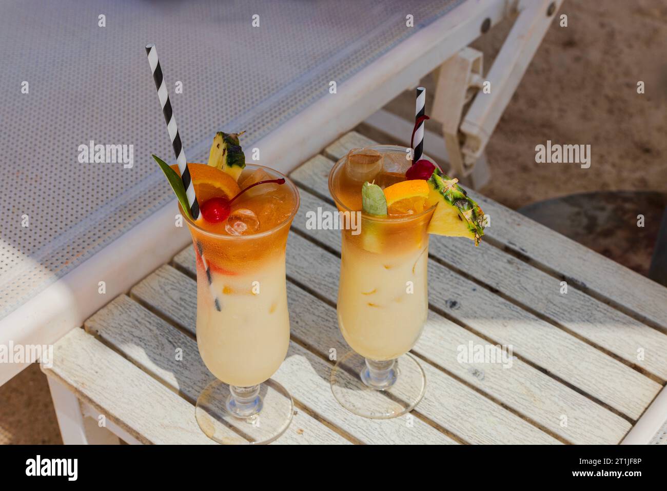 Cocktail on beach sun lounger hi-res stock photography and images - Alamy