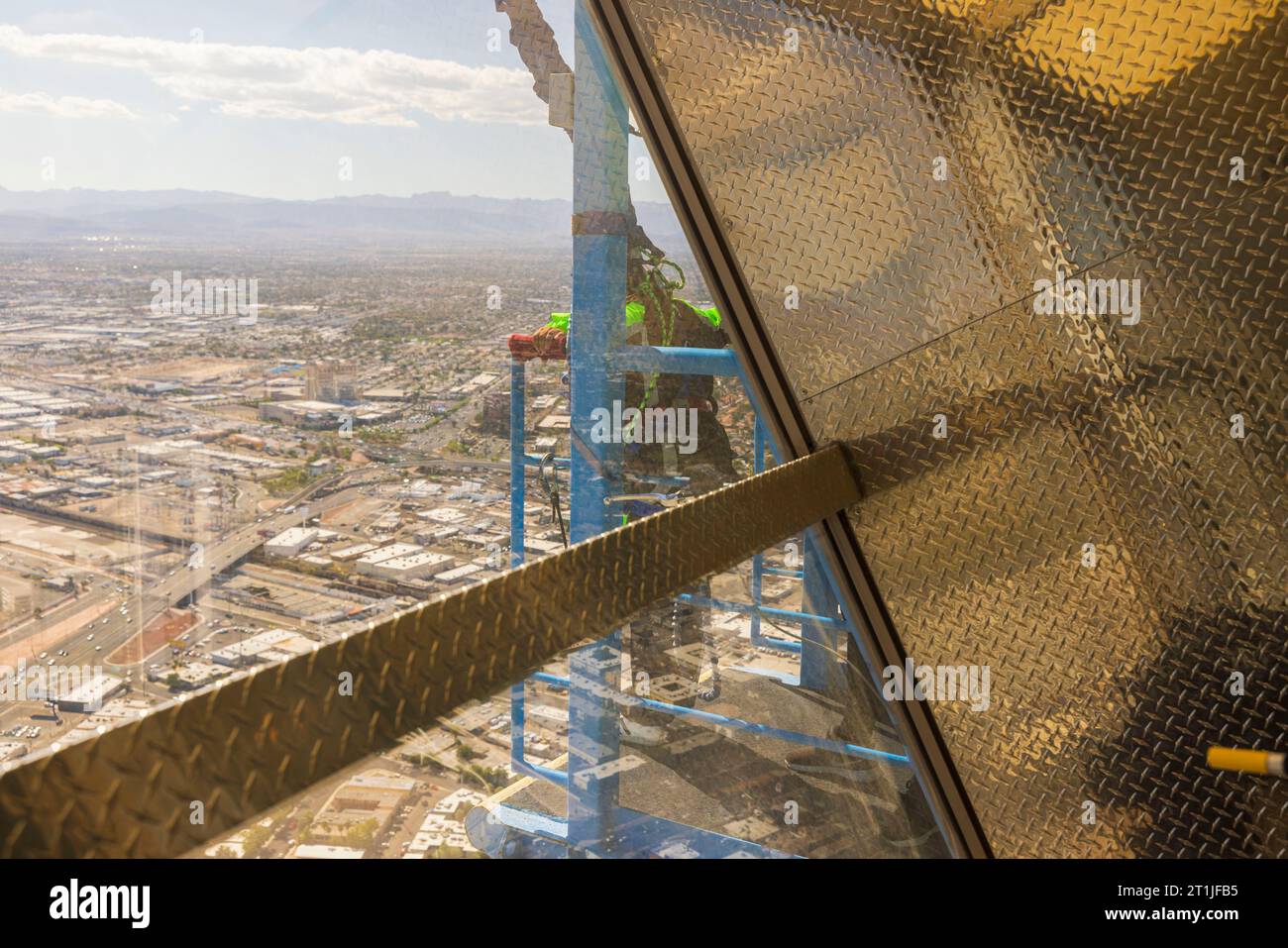 Man jumps from Sky pod table of The Strat casino hotel - Stratosphere ...