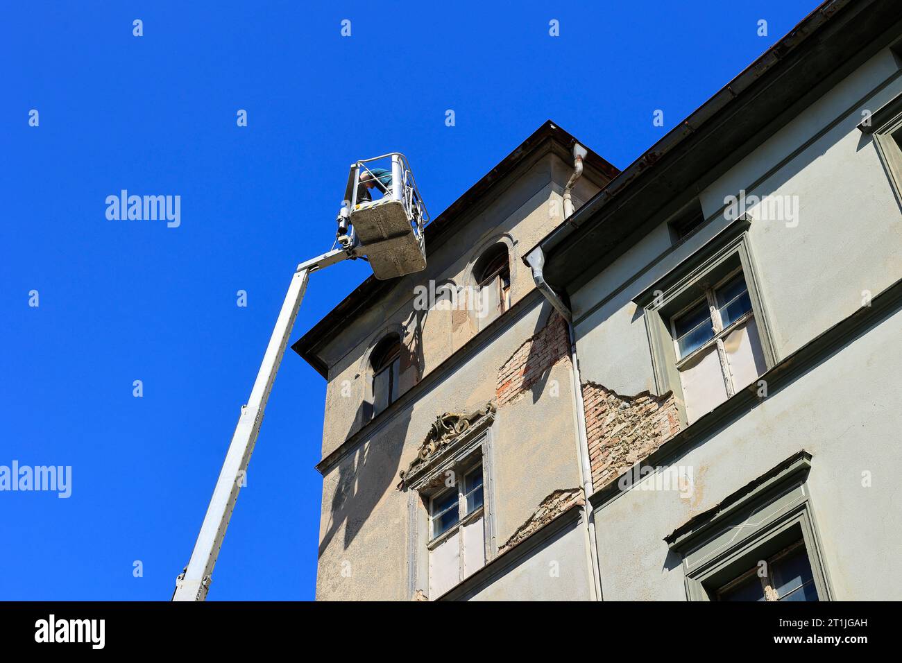 Cherry picker damage hi-res stock photography and images - Alamy