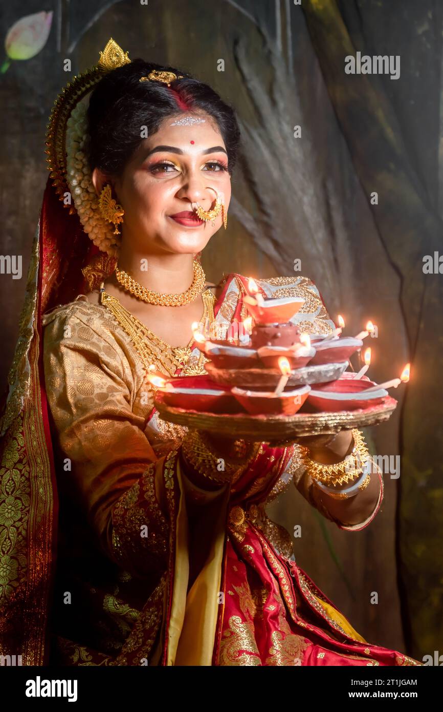 Portrait of beautiful Indian girl of Durga Idol Agomoni Concept Indoor ...