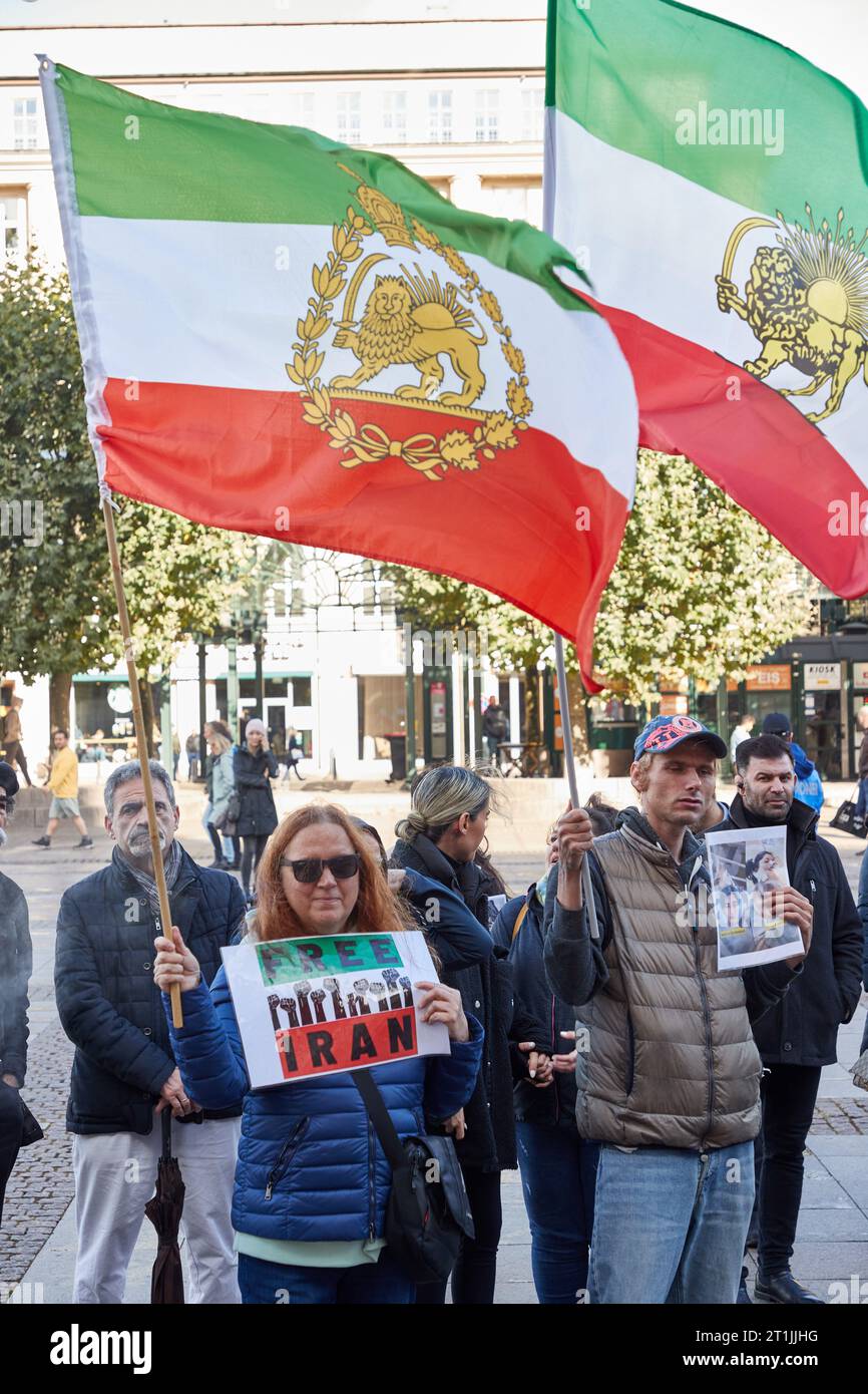 Pre revolutionary iranian flags hi-res stock photography and images - Alamy